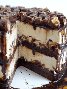 Roomys koek (Snickers and peanut butter brownie ice cream cake ...